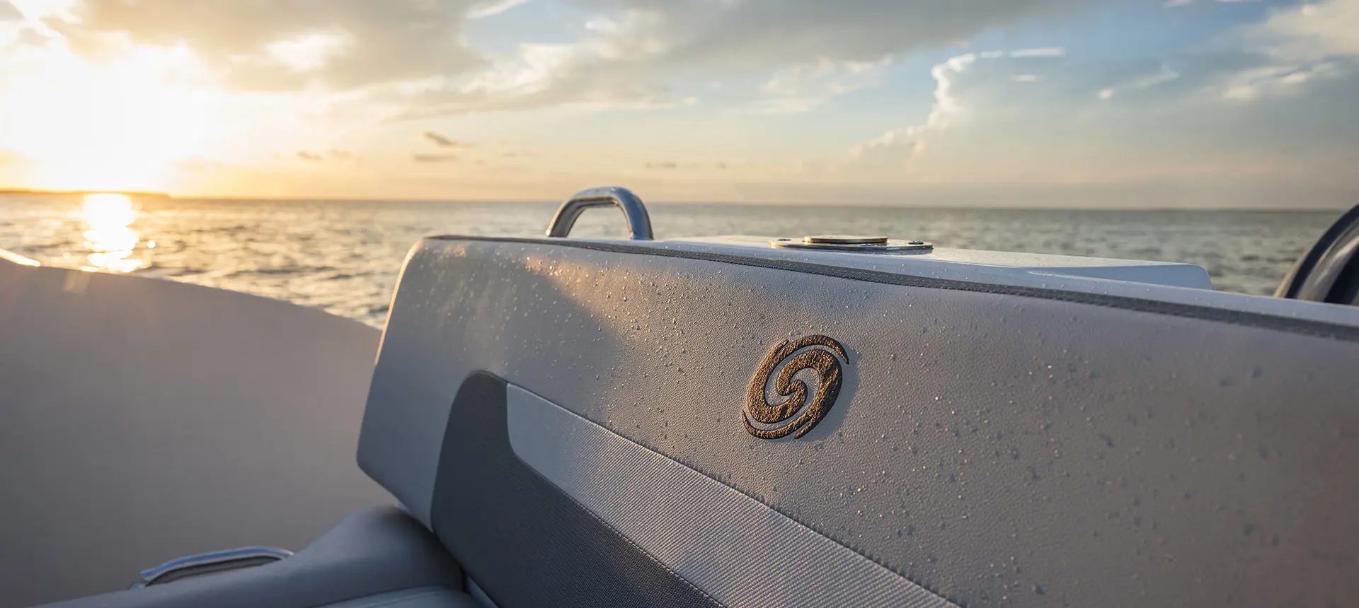 Specs: SunDeck 235 Outboard | Hurricane Deck Boats