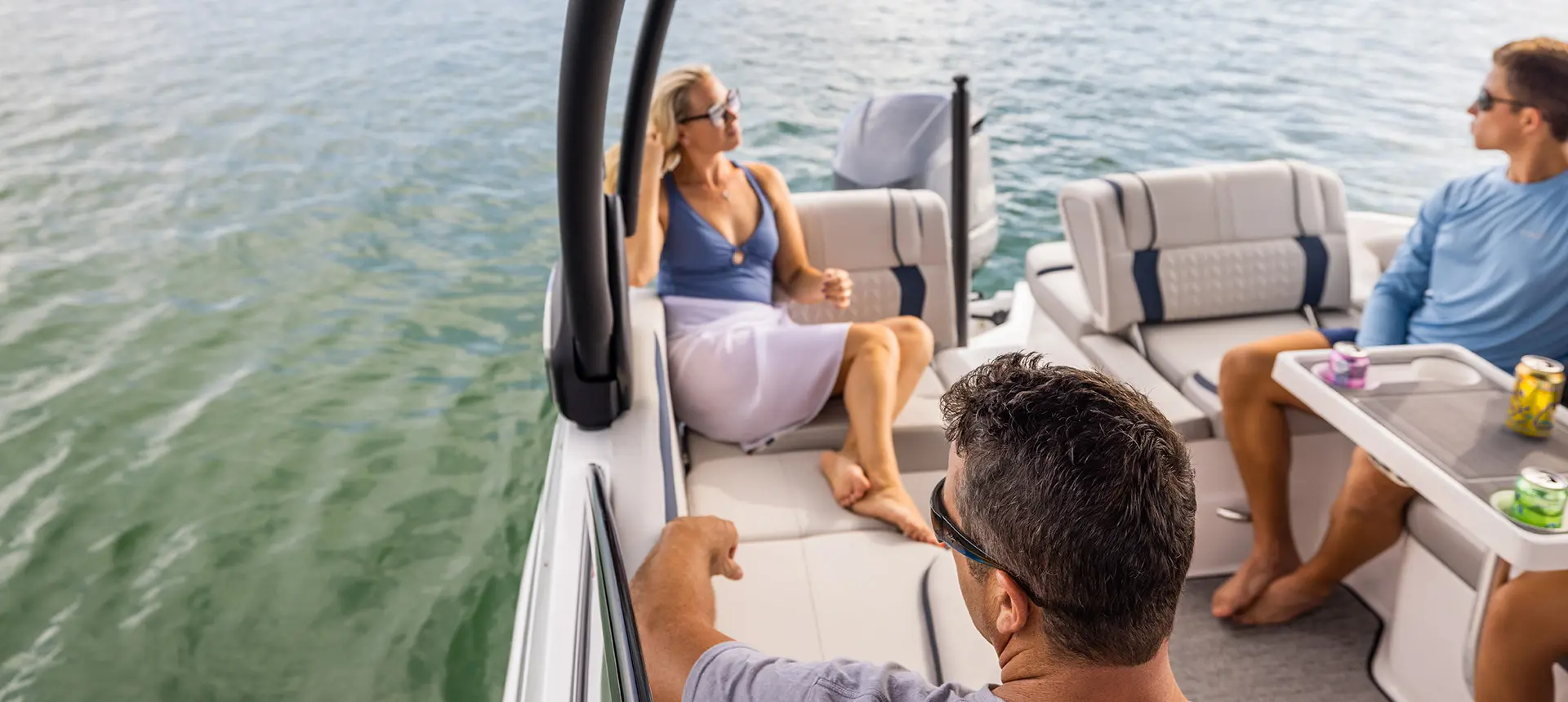 Specs: SunDeck 2600 Outboard | Hurricane Deck Boats