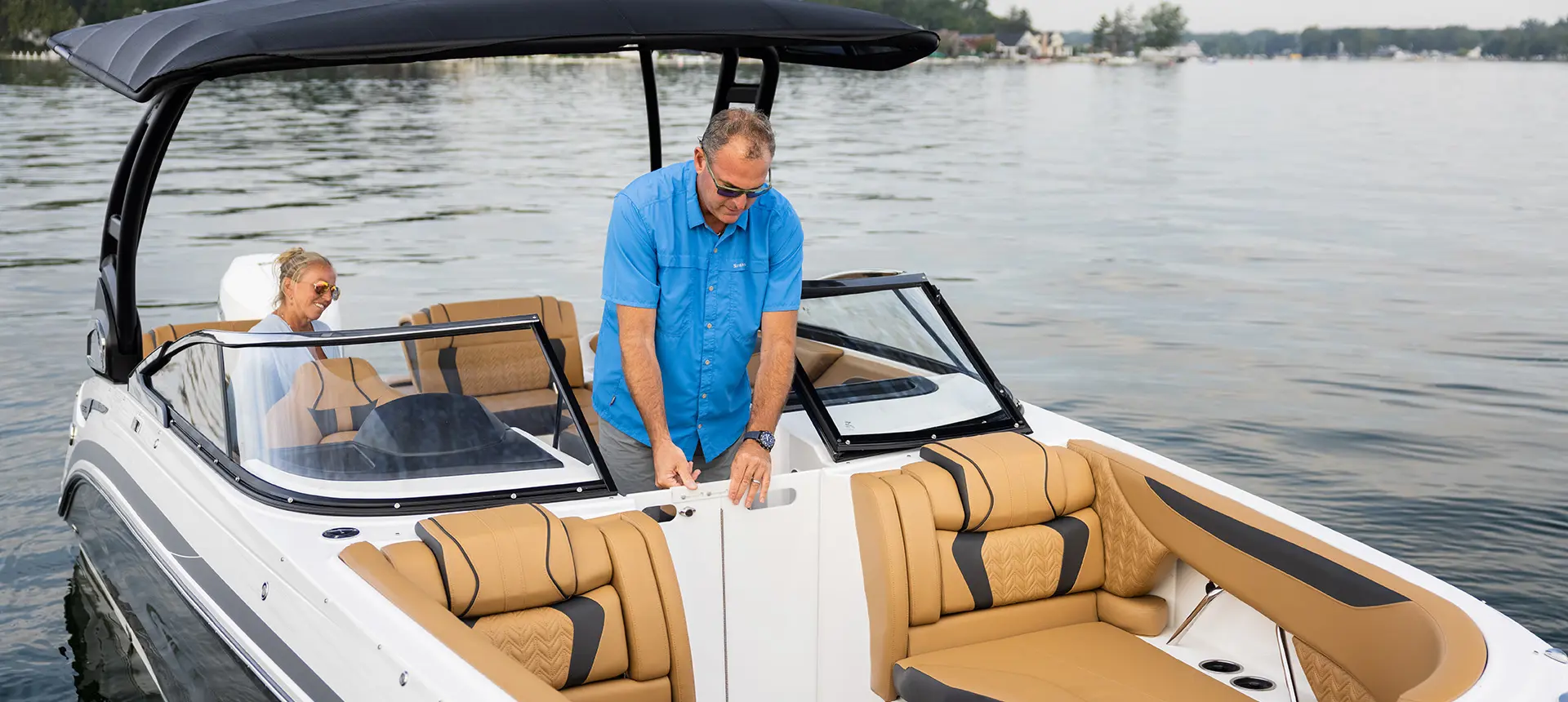 Specs: SunDeck 2600 Outboard | Hurricane Deck Boats